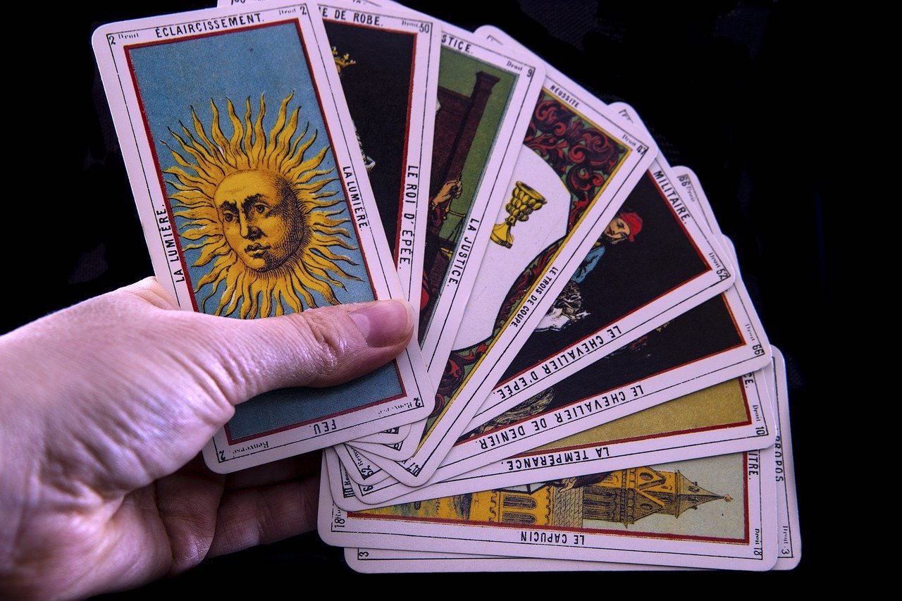7 Tarot One Card Spreads for Quick Guidance & Instant Magic